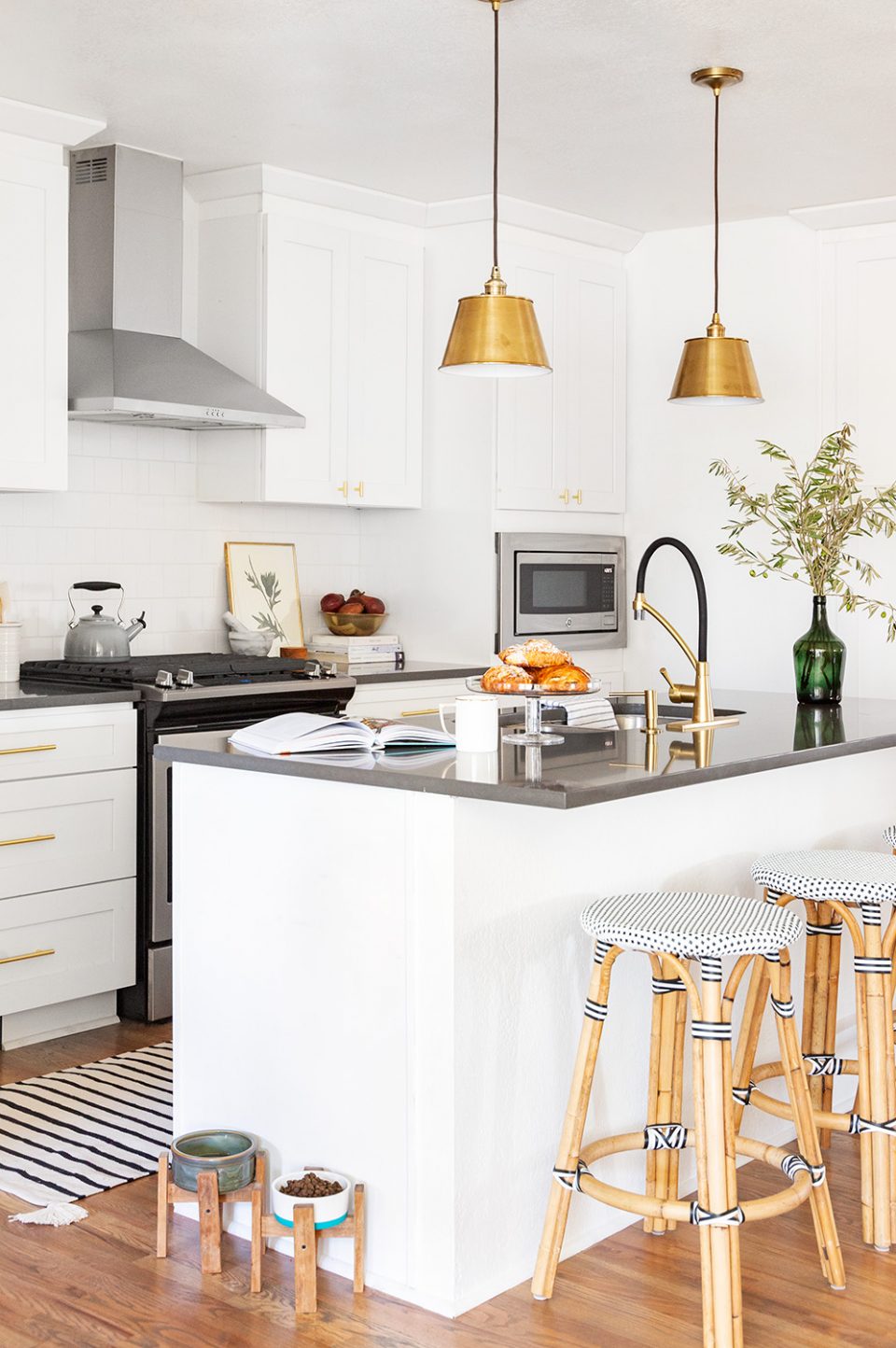 7 Kitchen Island Decor Ideas That Are Equal Parts Simple & Beautiful ...