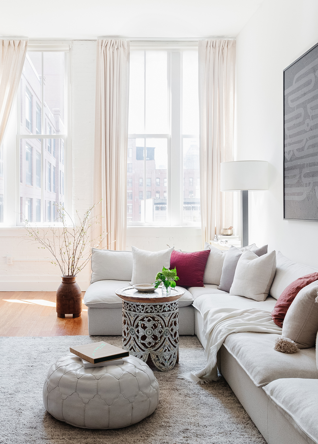 21 Stylish, Designer-Loved Ways to Decorate With Throw Pillows ...